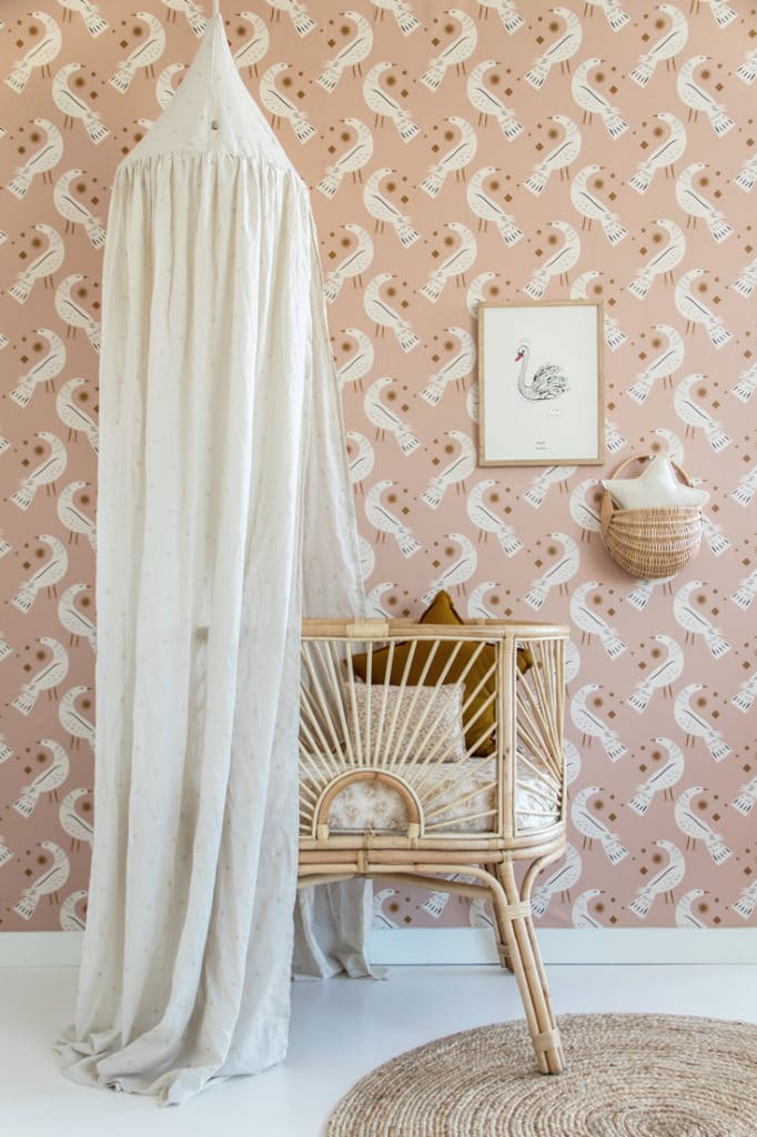 Behang Birds of Hope voor een rustige Bohemian babykamer May and Fay